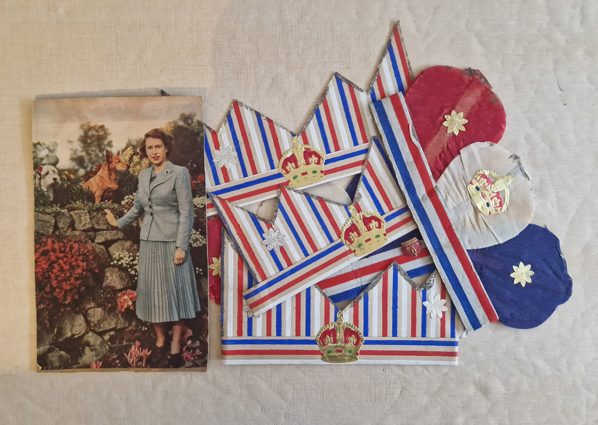 4 x Vintage British Paper Crowns With Royal Appliques and A Photo Of Q ...
